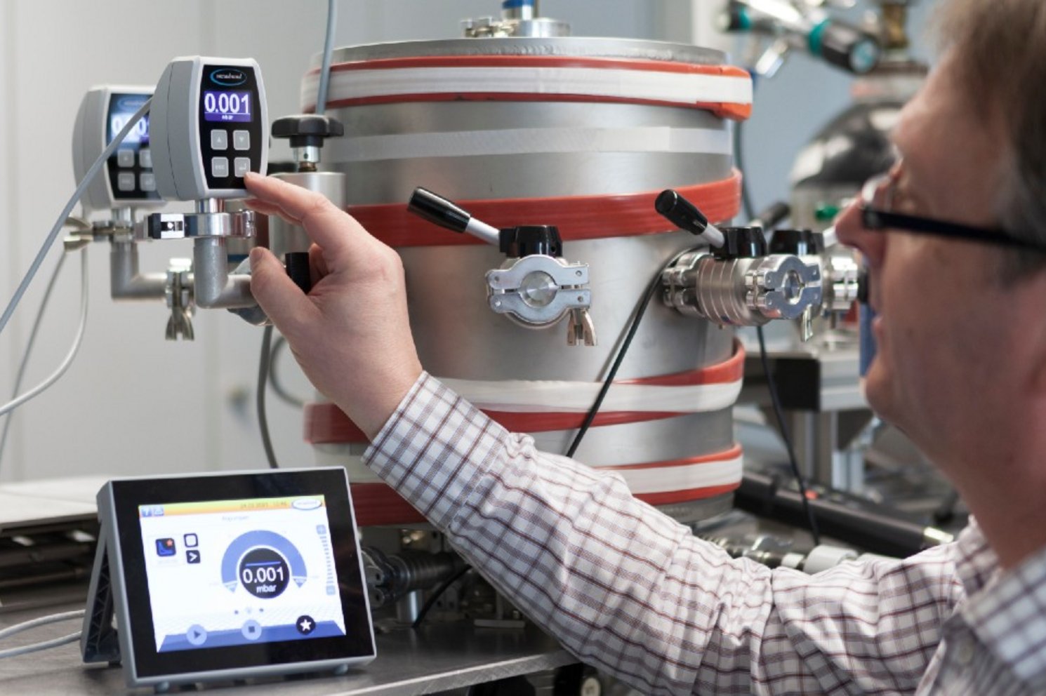 Calibration of vacuum gauges & controllers | VACUUBRAND