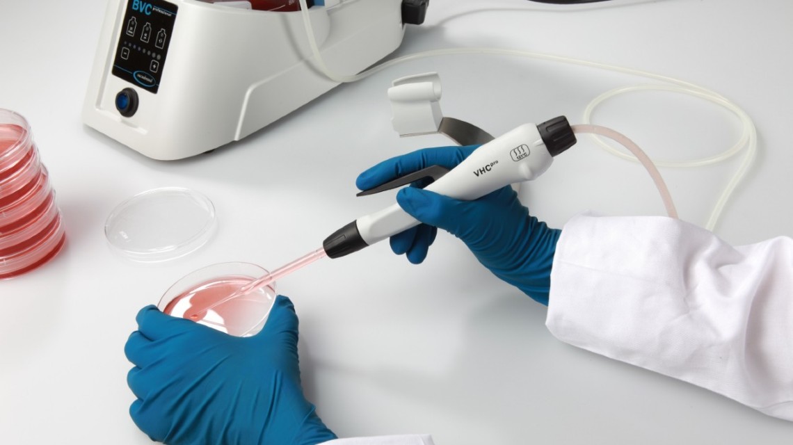 Working with infectious media in the safety cabinet